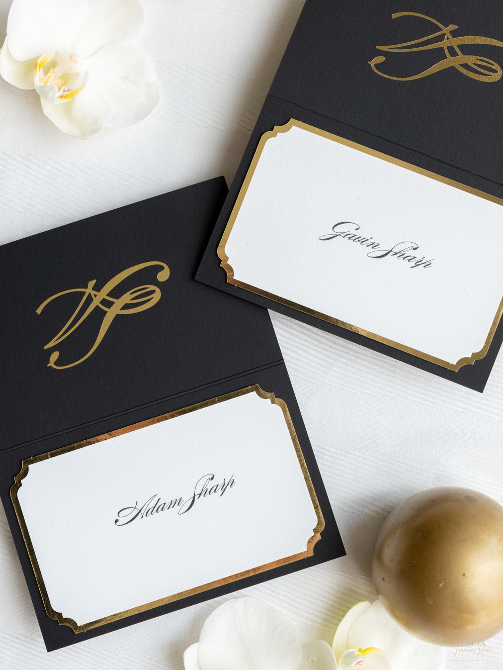 Luxury Gold Place Card with Foiled Backing and Monogram – Cartalia
